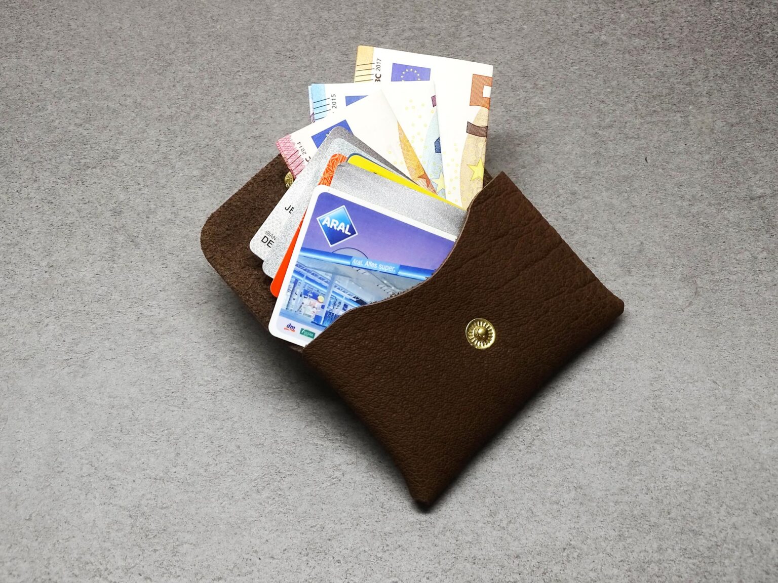 Karten Etui - Cards & Cash Buffalo Chocolate - Lederbuch