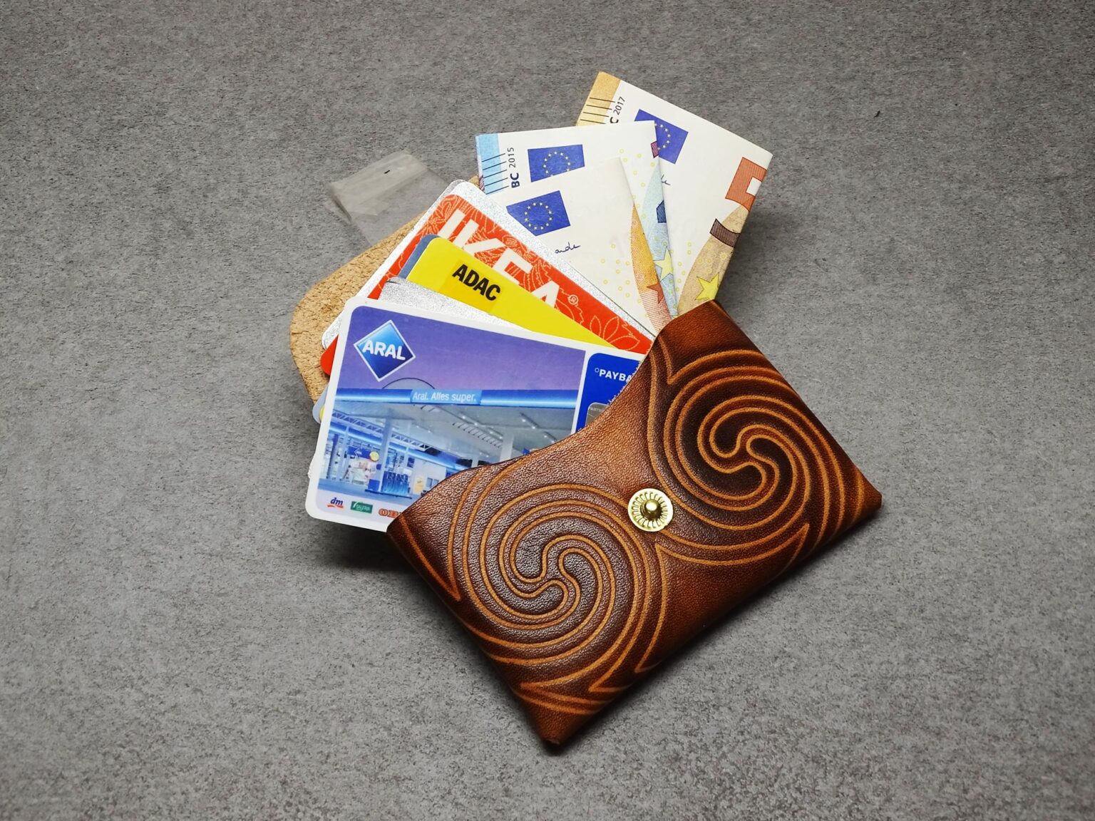 Karten Etui - Cards & Cash Swirl Dark - Lederbuch