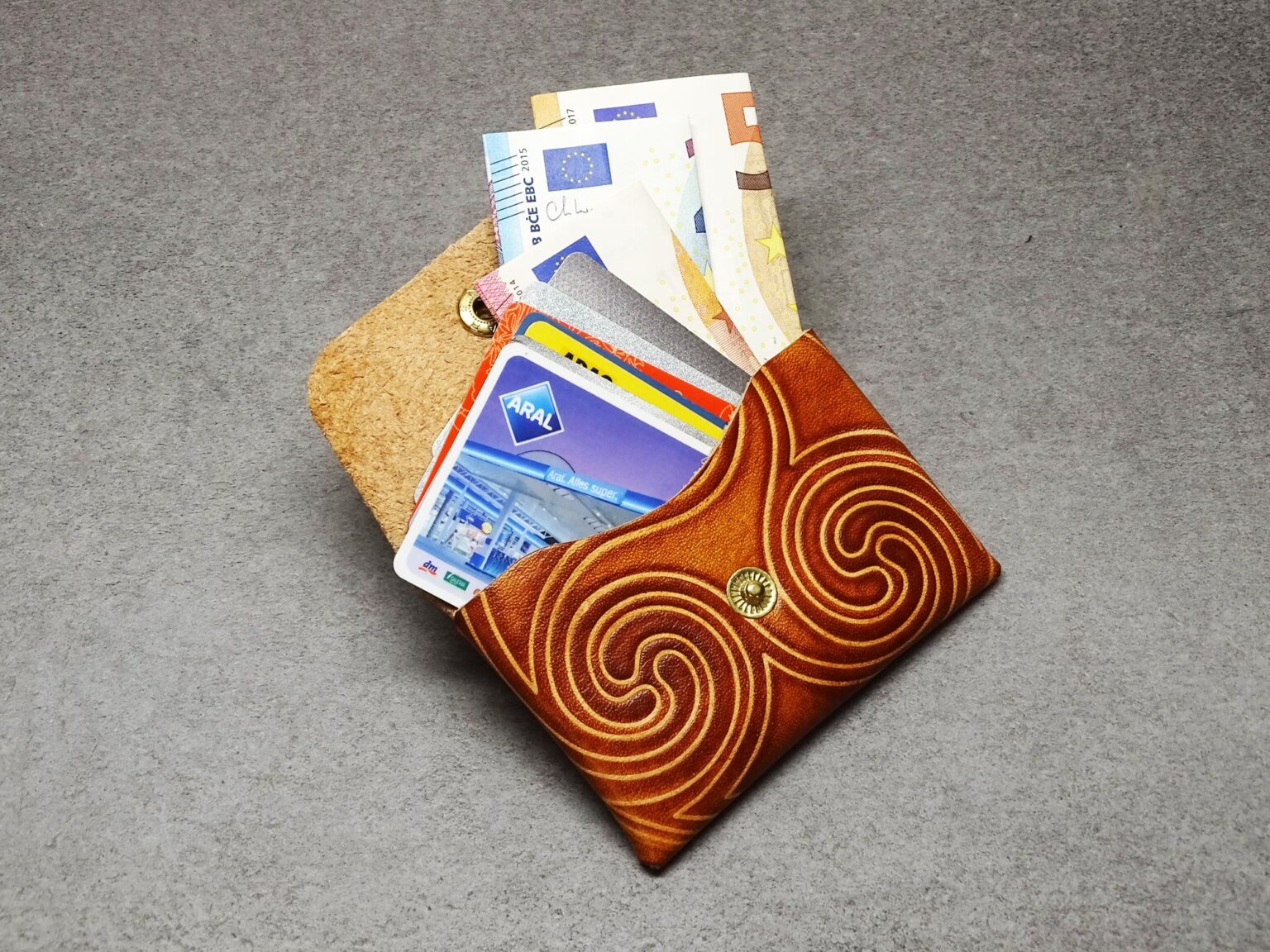 Karten Etui - Cards & Cash Swirl Light - Lederbuch