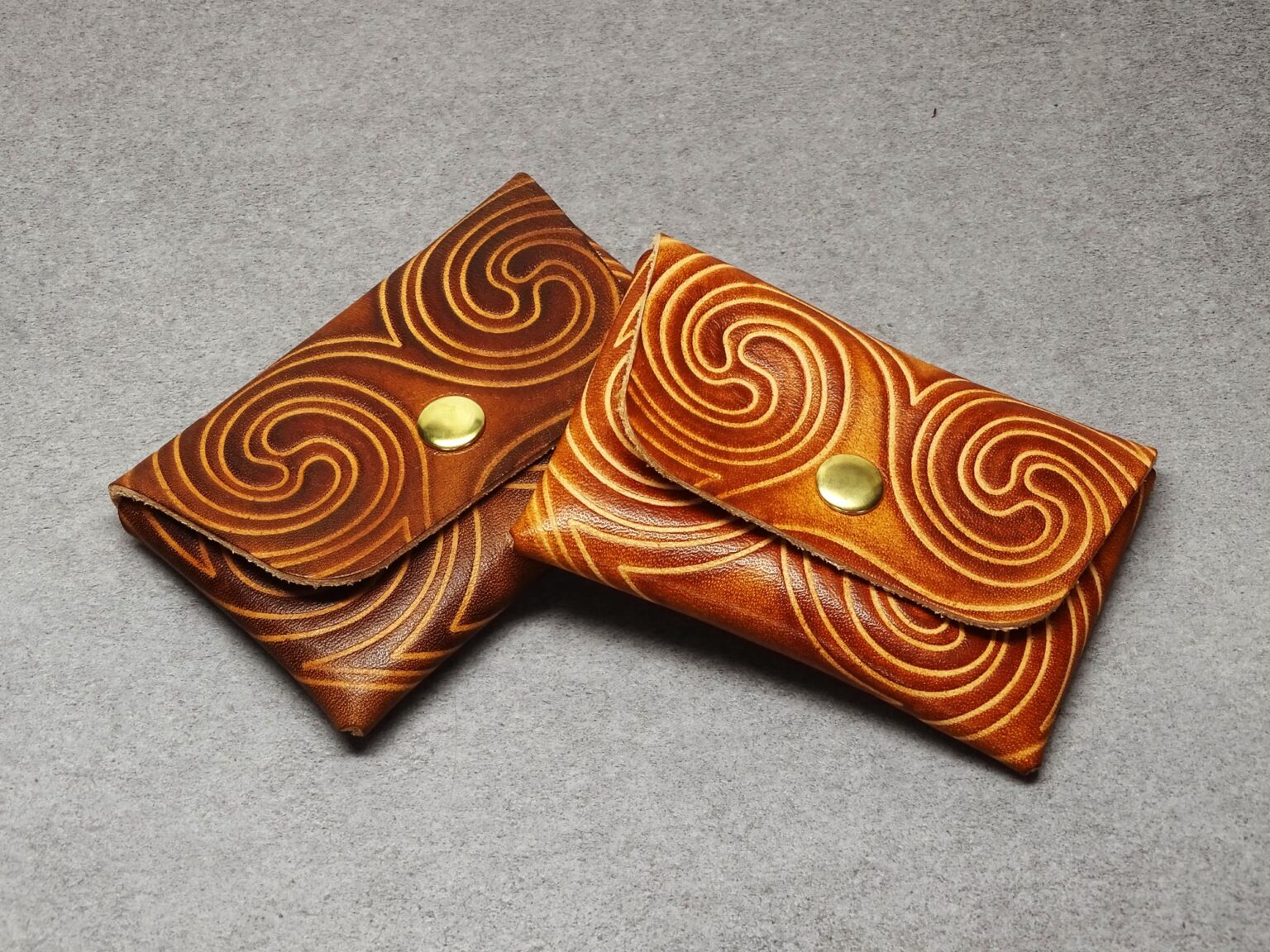 Karten Etui - Cards & Cash Swirl Dark - Lederbuch